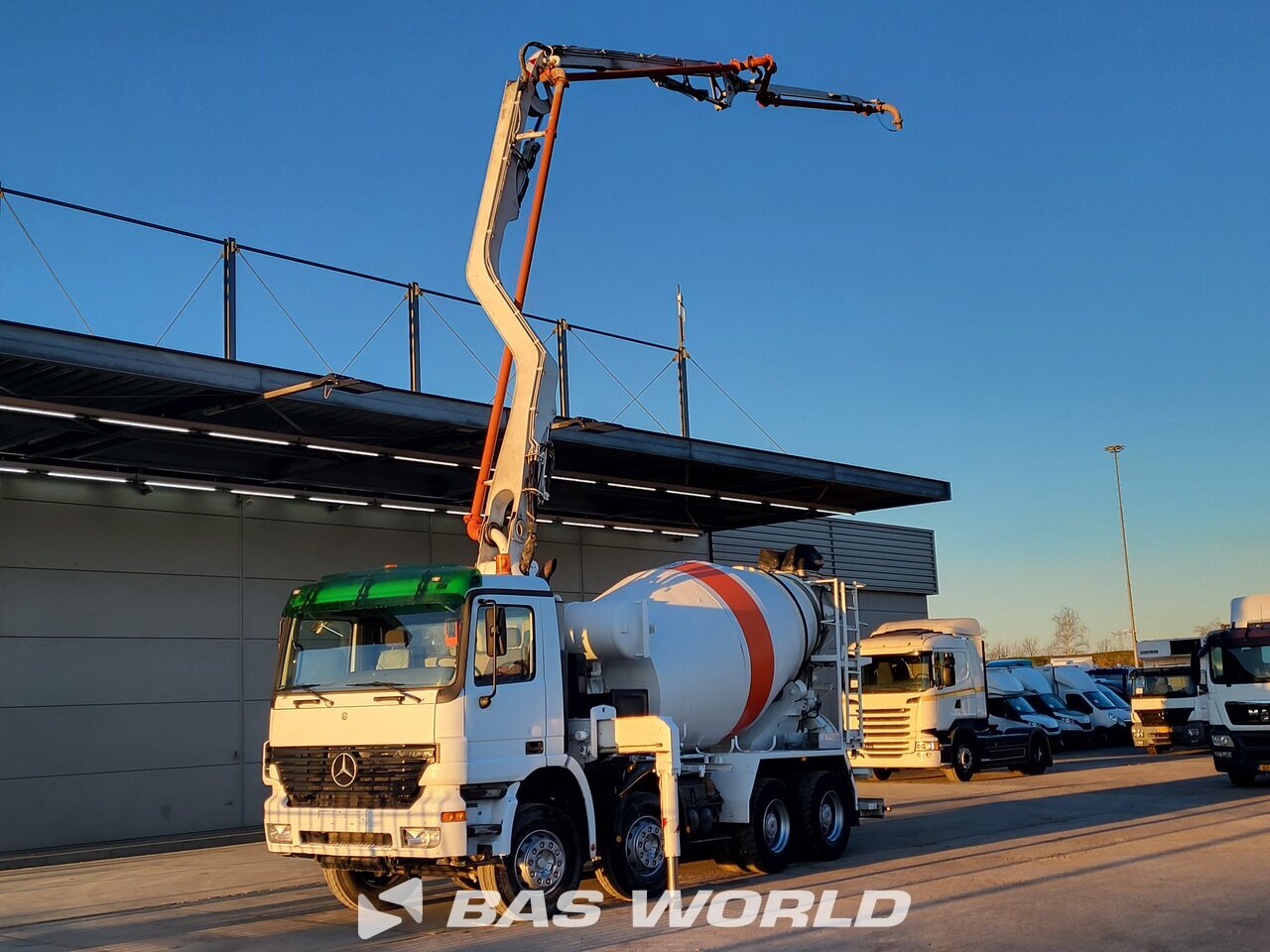 Mercedes Actros 3241 8X4 Putzmeister. Mixer: Liebherr HTM 704 Bomba de ...
