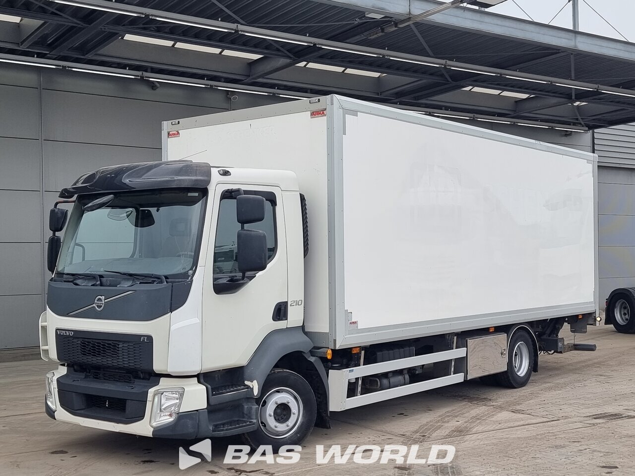 Volvo FL 210 4X2 Arka Carroçarias furgão - BAS World