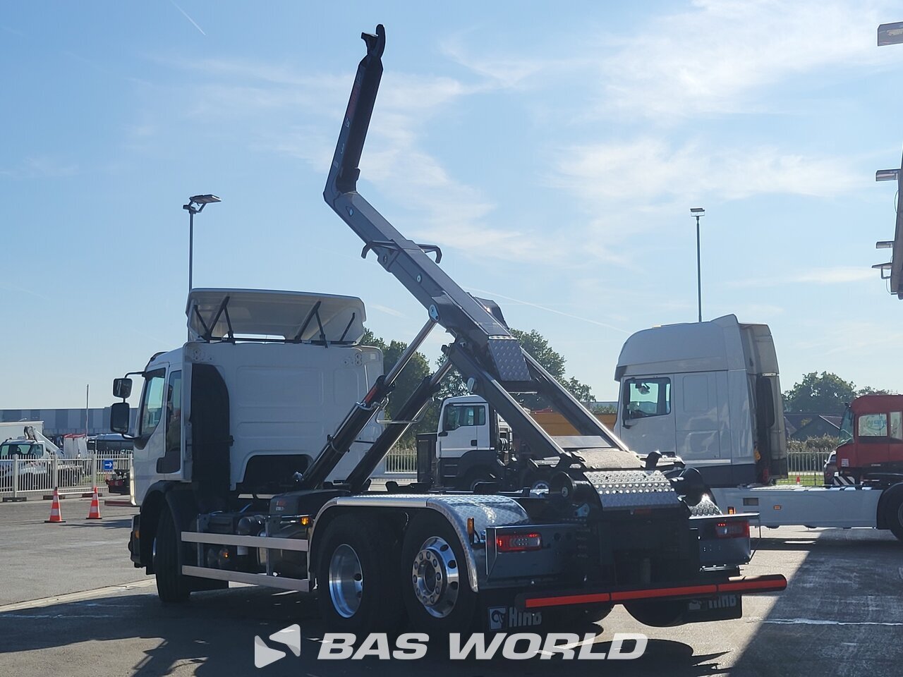 Volvo FE 320 6X2 HIAB Multilift camión con gancho elevador - BAS World