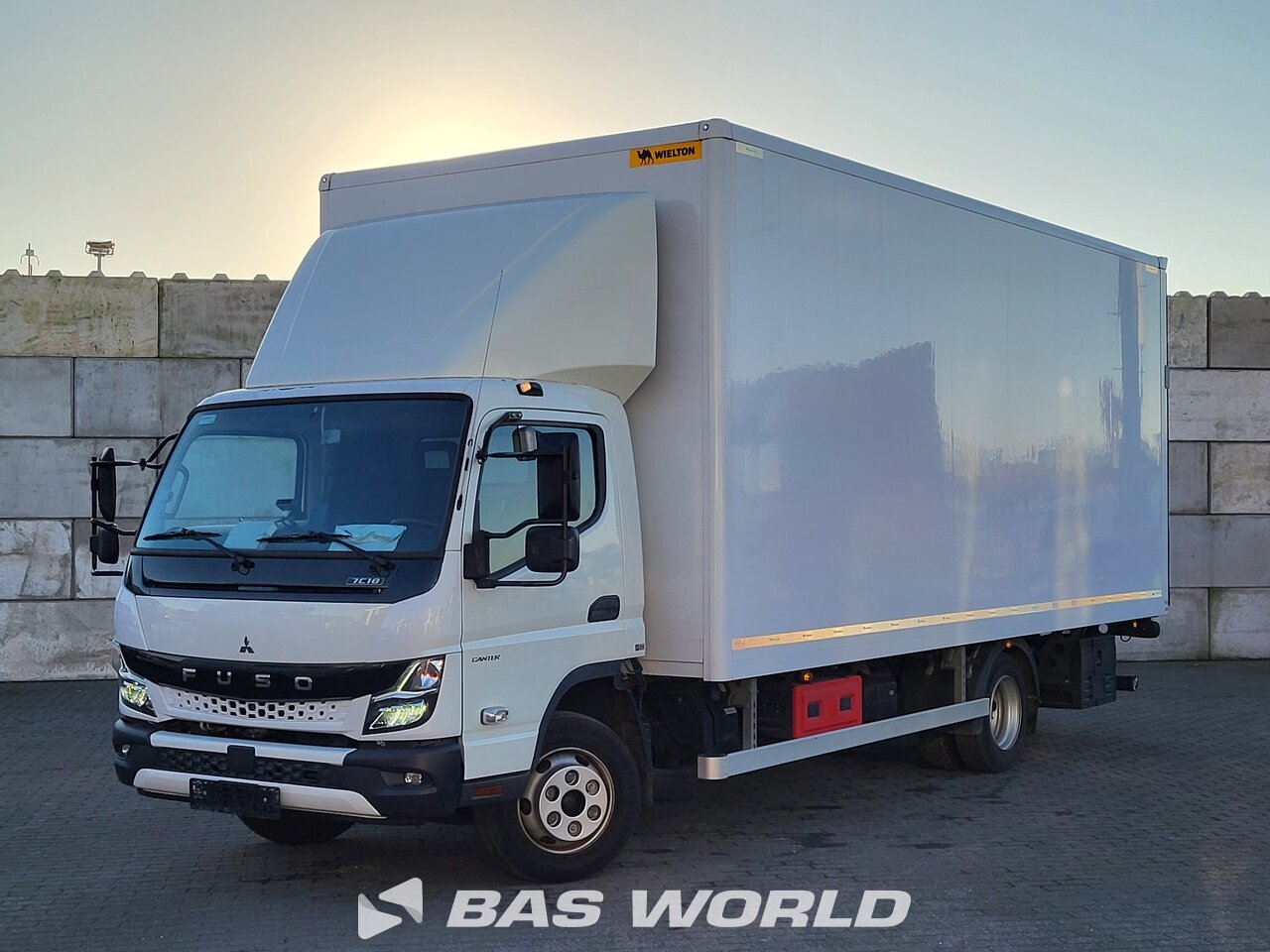 Mitsubishi Canter 7C18 4X2 WIELTON LKW mit Kofferaufbau - BAS World